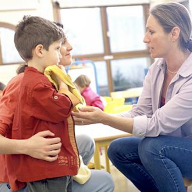 Mon enfant est violent à l’école, que faire ? | PARENTS.fr Mon enfant est violent à l’école, que faire ? | PARENTS.fr
