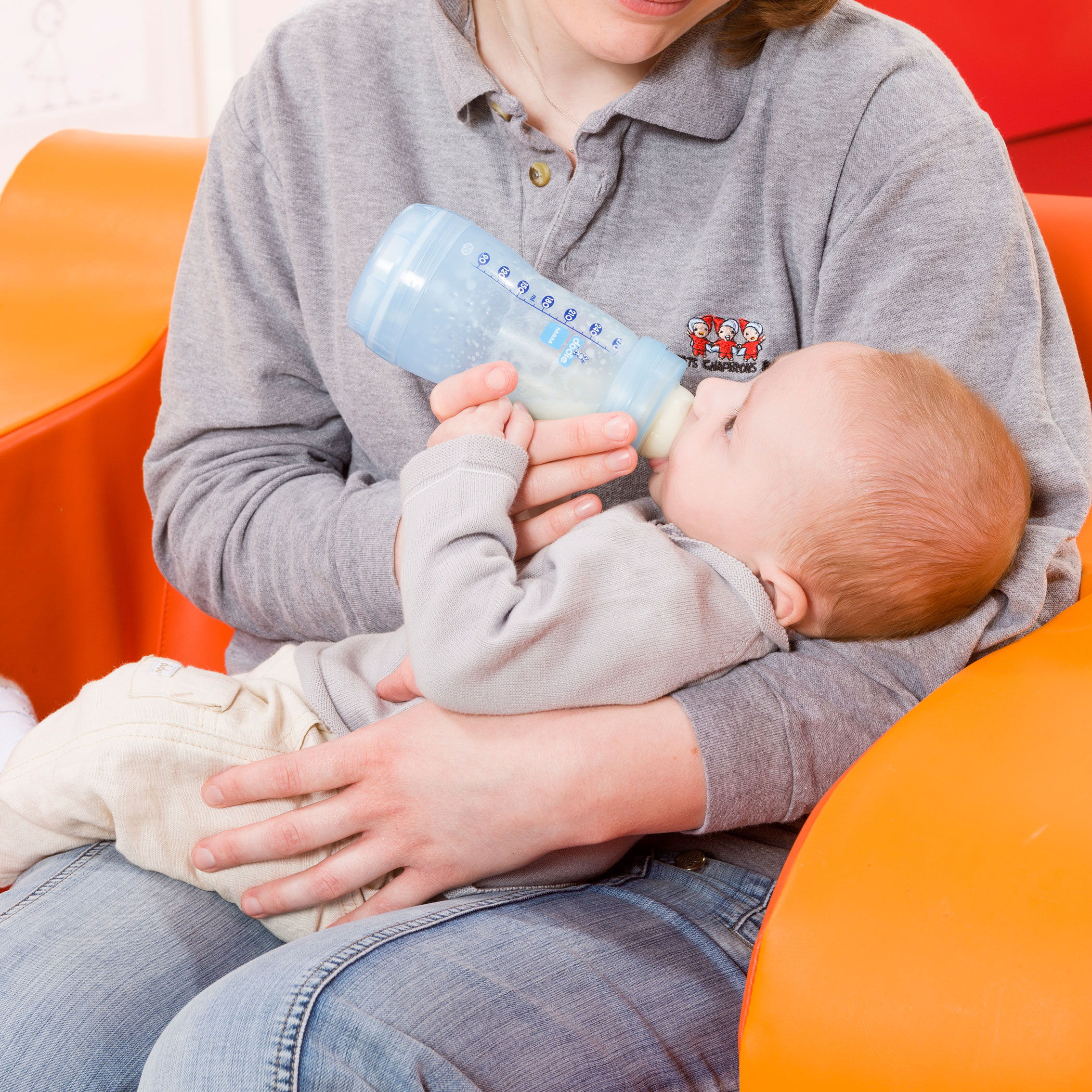 8 étapes pour préparer et donner le biberon - leçon de puériculture ...