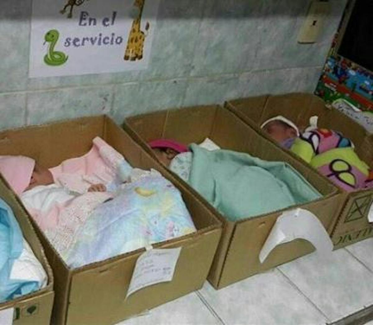 Des bébés dans des cartons au Venezuela | Parents.fr