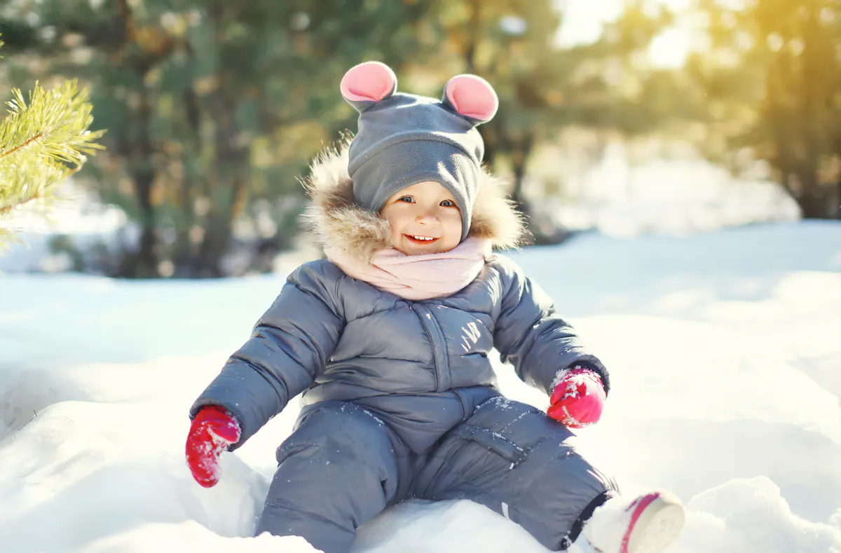 Les jeux de neige, une activité d'éveil sympa en hiver | Parents.fr