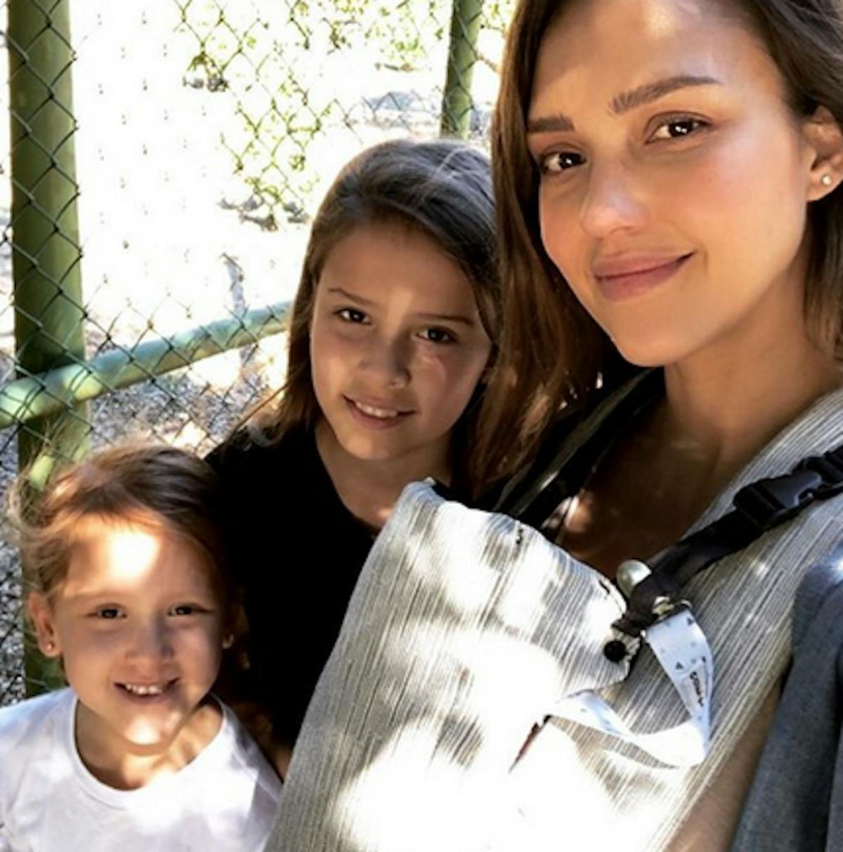 Jessica Alba, maman comme les autres, allaite son bébé dans une cabine ...