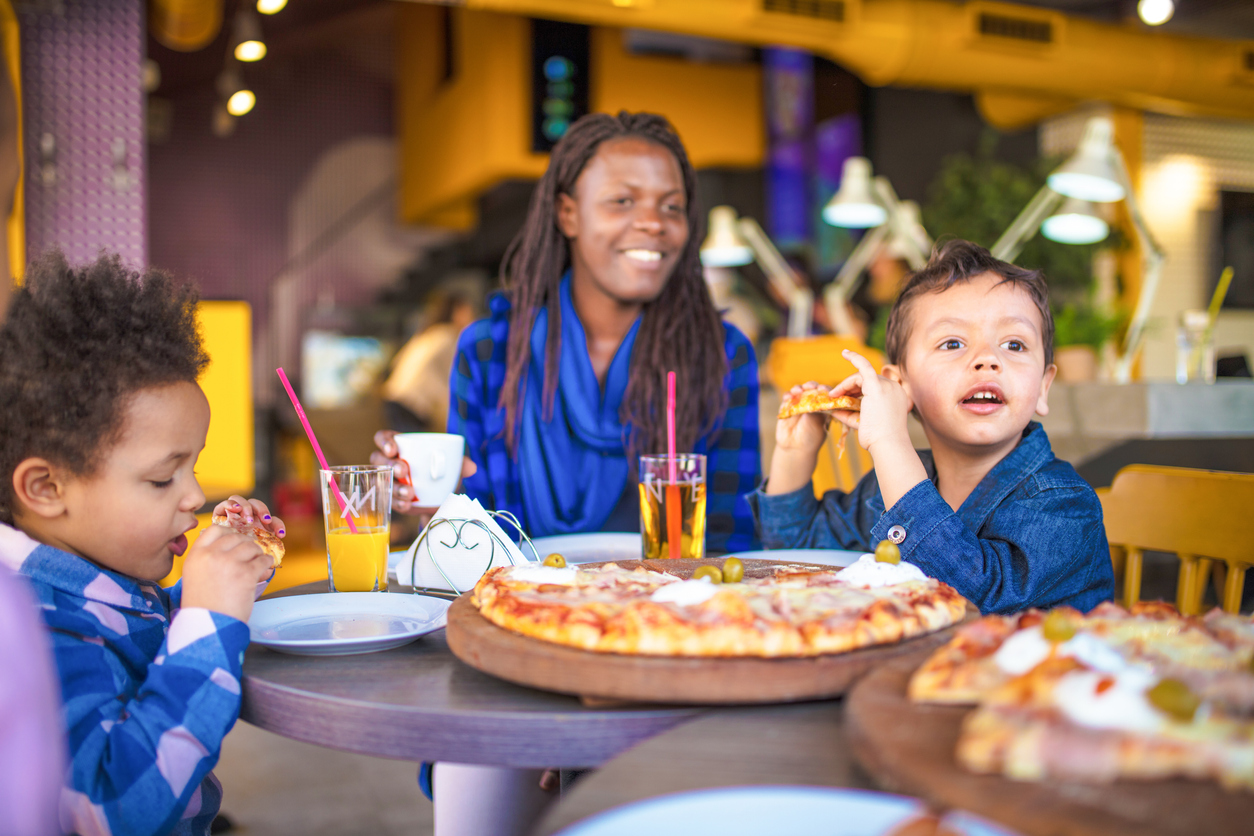 Au restaurant avec son enfant | PARENTS.fr
