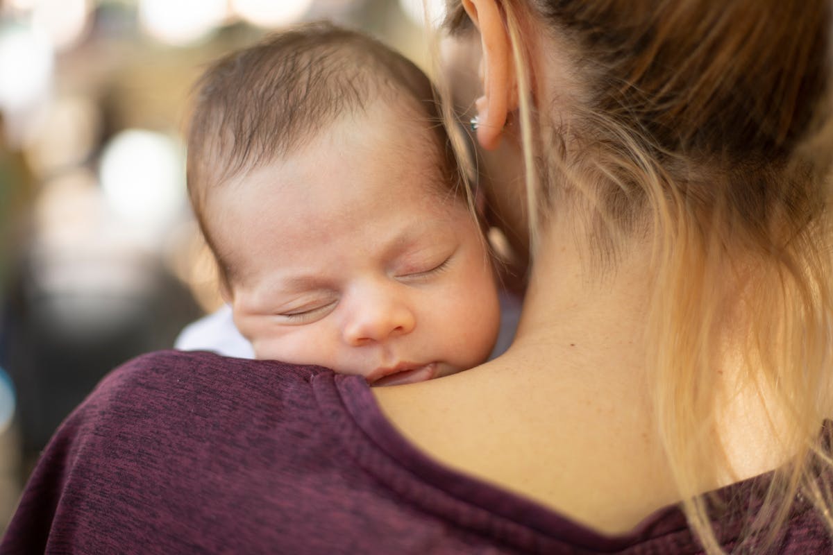 Témoignages : elles ont testé le maternage proximal | Parents.fr