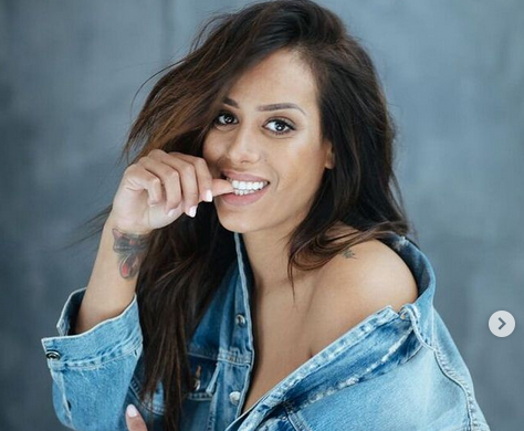 Amel Bent partage sa vraie vie de maman en photos (et c'est assez drôle ...