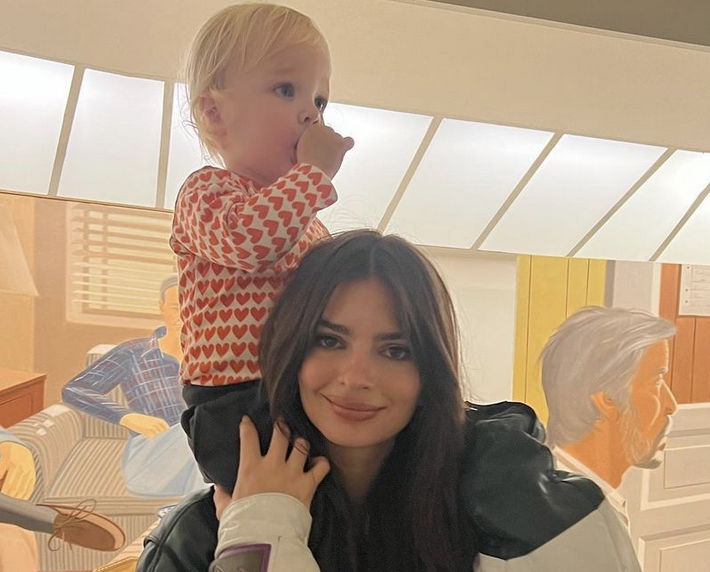 Emily Ratajkowski : dur, dur, d'être mère célibataire | Parents.fr