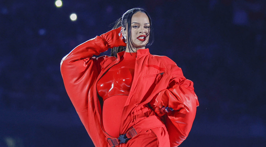 Rihanna pose avec son bébé et se confie sur sa maternité et son post ...