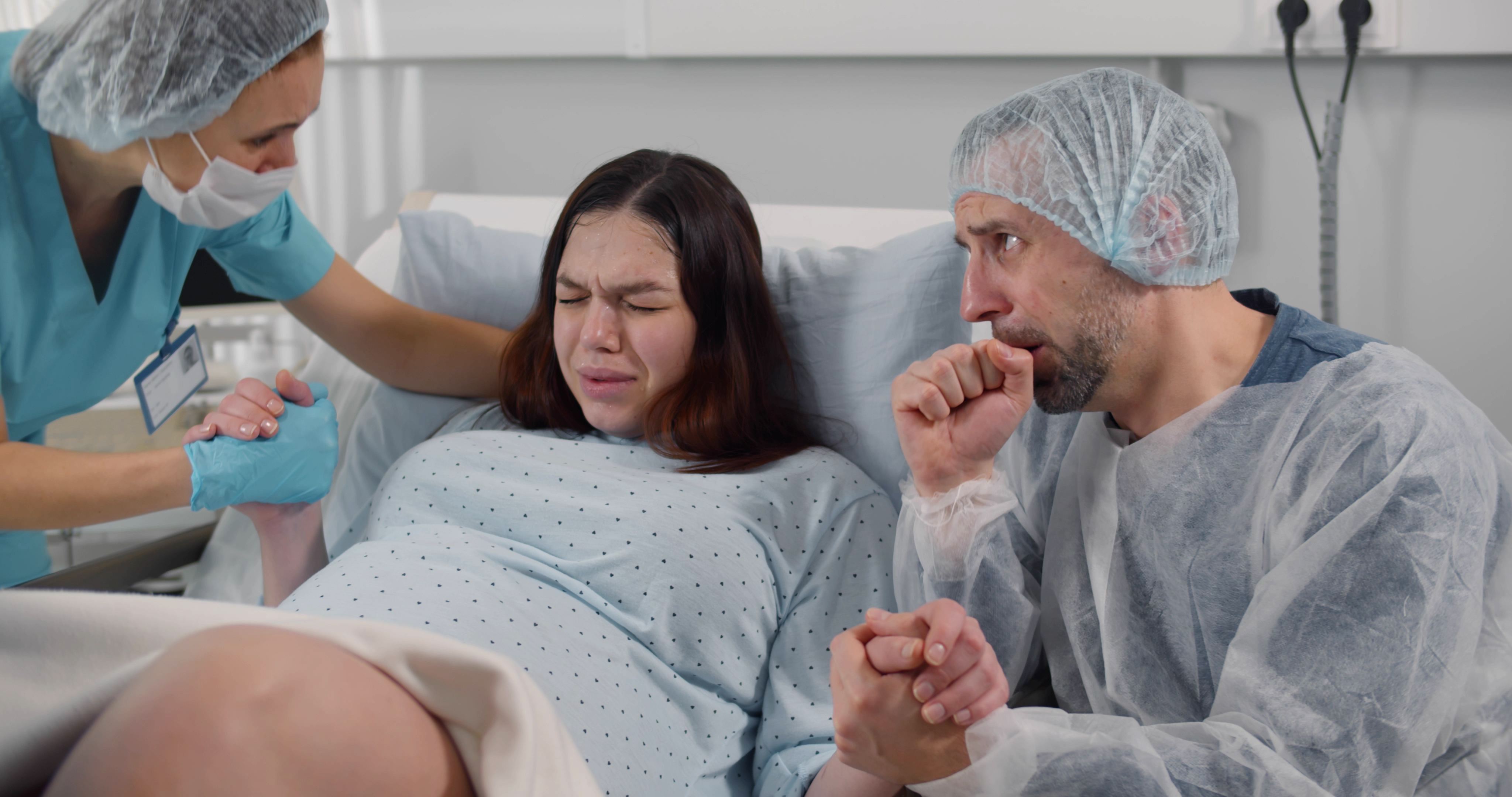 Elle crie de douleur pendant son accouchement, le futur papa tente de ...