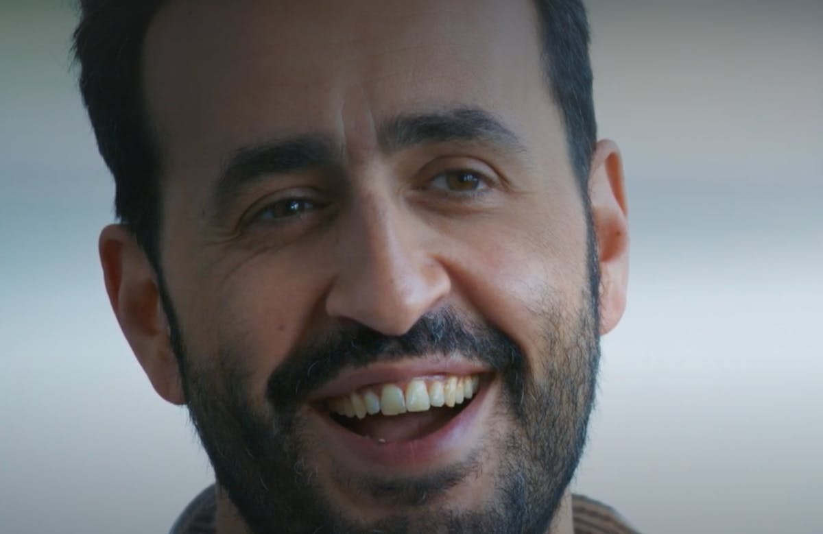 Jonathan Cohen rend un hommage très touchant à sa maman solo : « Elle a ...