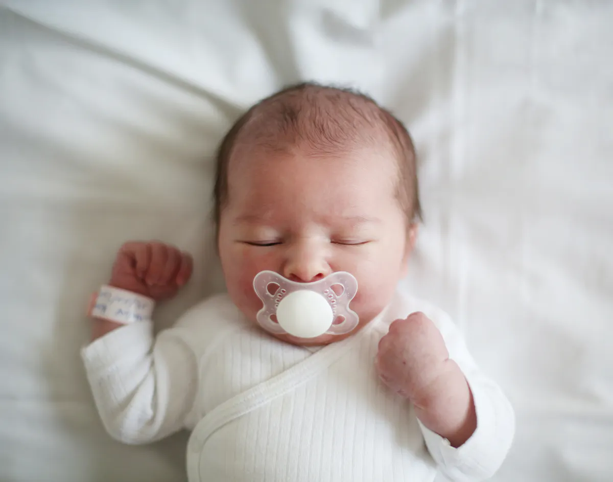 Voici le prénom peu commun du premier bébé né en 2024 en France ...
