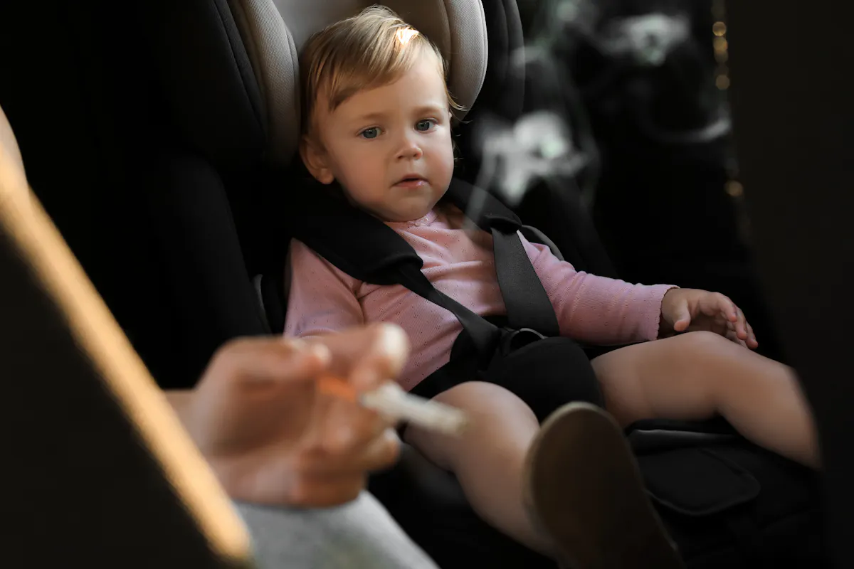 Elle interdit à sa belle-mère fumeuse de toucher son bébé avant de ...