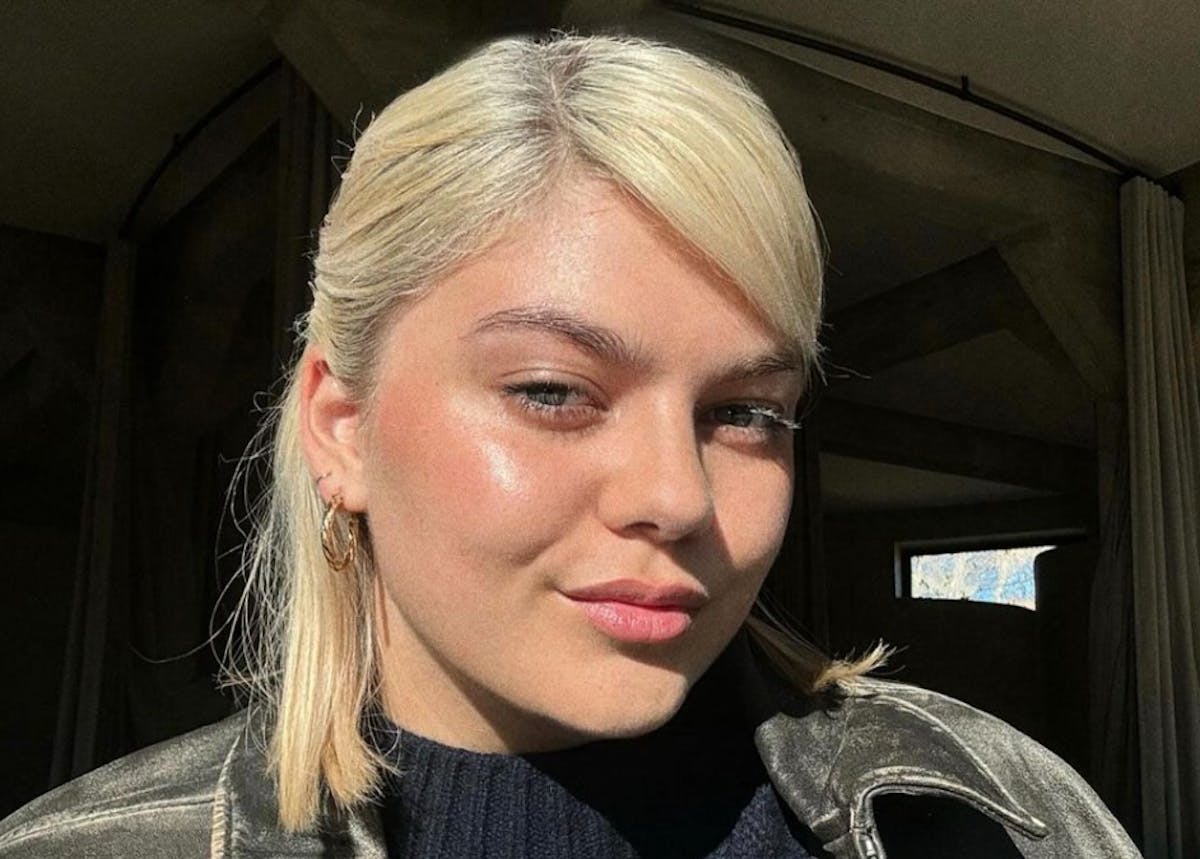 Louane : elle révèle que son nom de scène est dédié à sa sœur, qui n’a ...