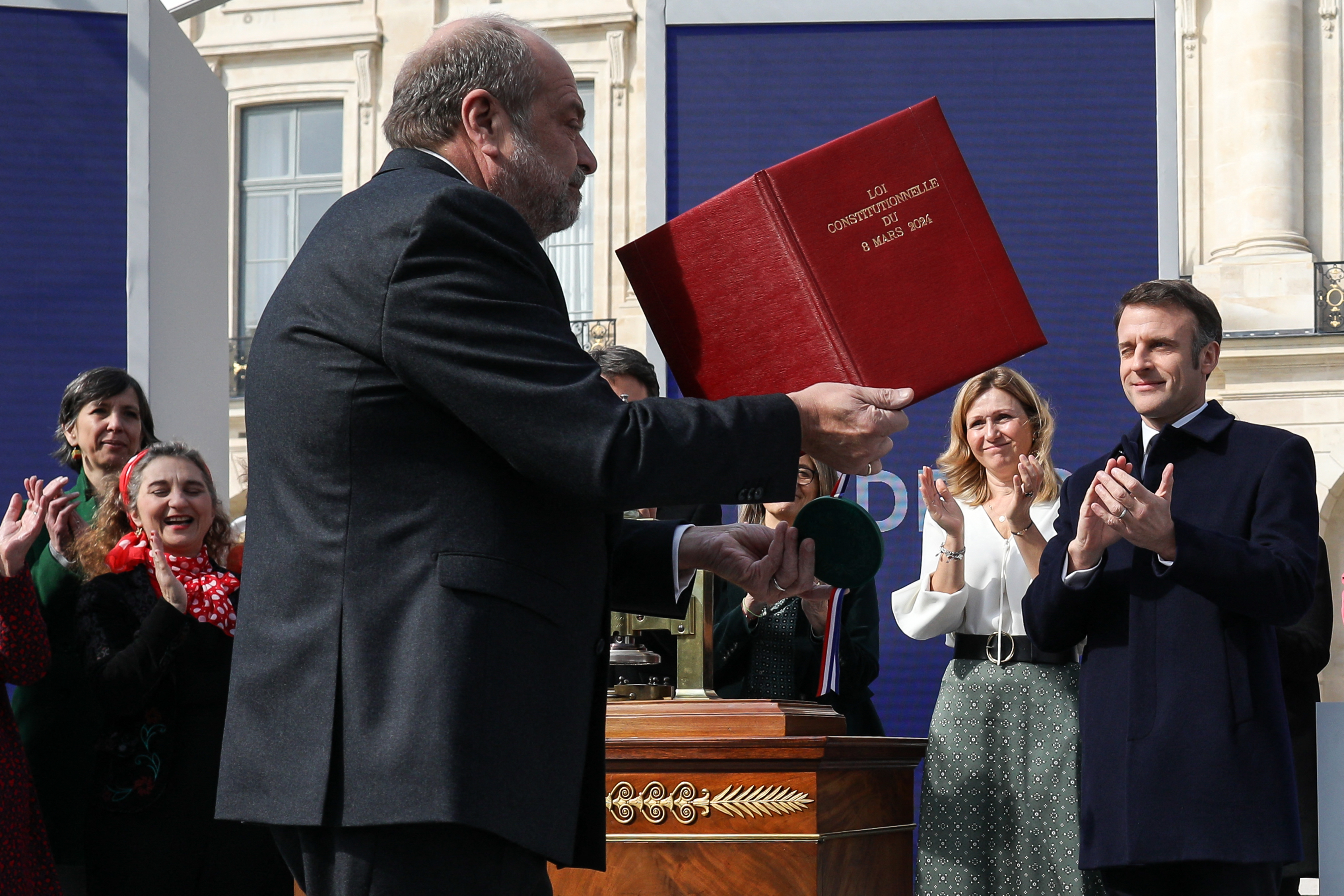 IVG dans la Constitution : la loi a été officiellement promulguée ...