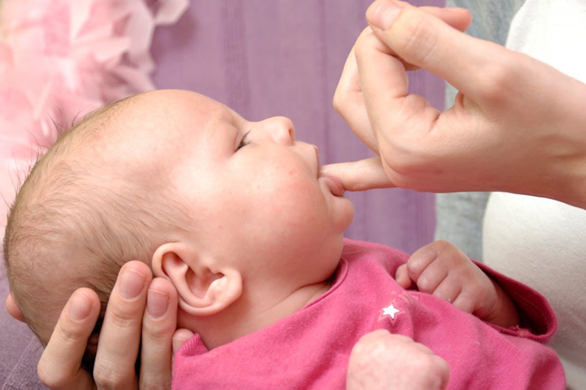 Bébé ne s’endort qu’avec mon doigt, comment faire ? | Parents.fr