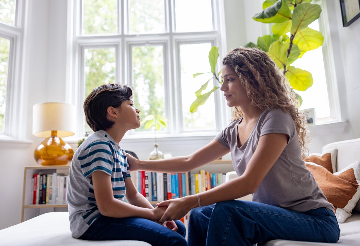 Voici 3 phrases utiles pour apaiser un enfant très sensible selon une ...