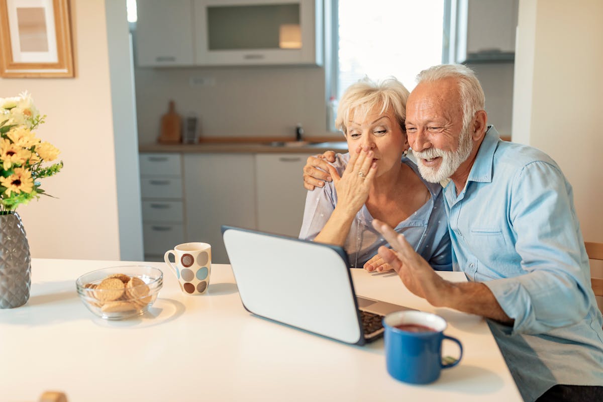Voici comment les grands-parents éloignés peuvent maintenir un lien ...