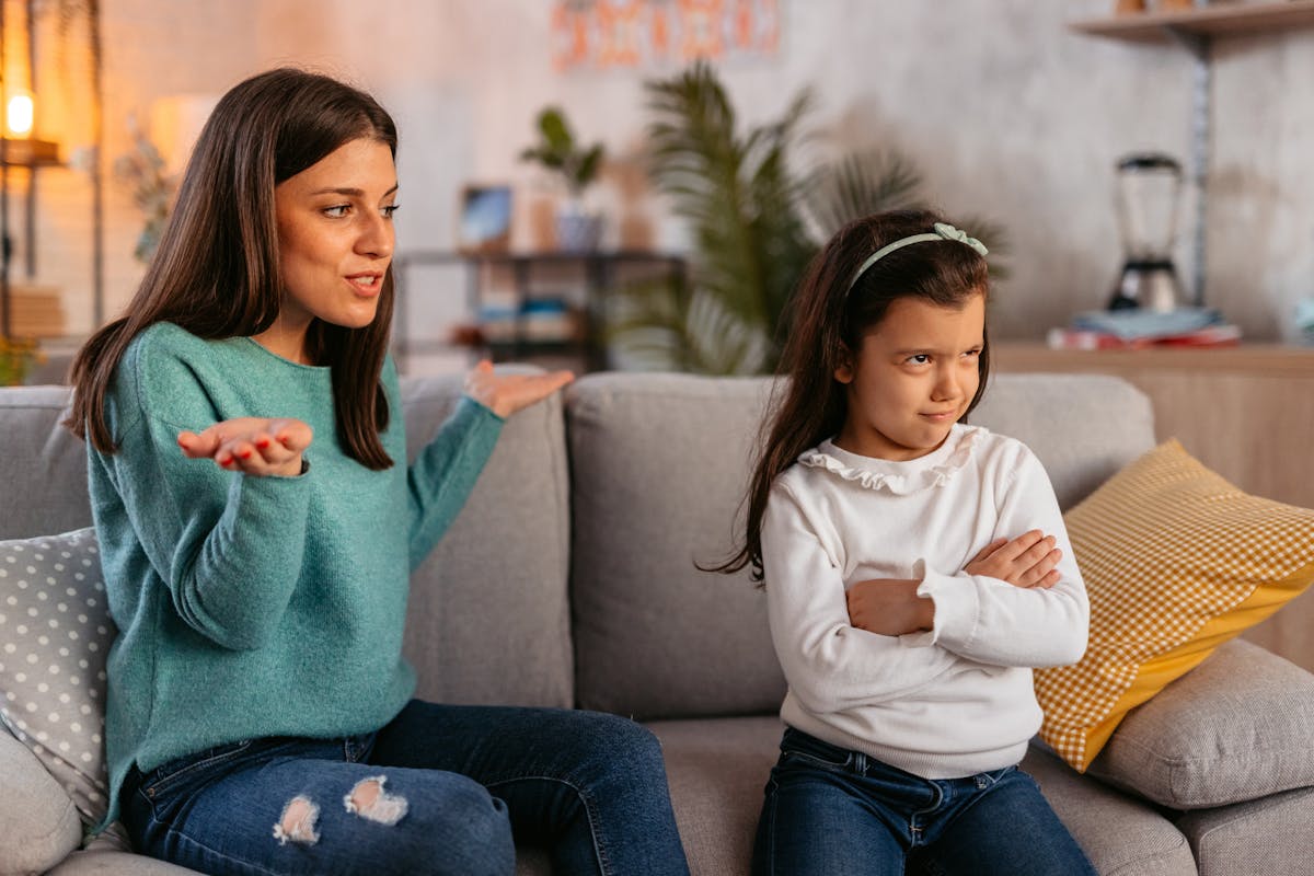 Voici comment réagir quand votre enfant devient mesquin avec vous selon ...