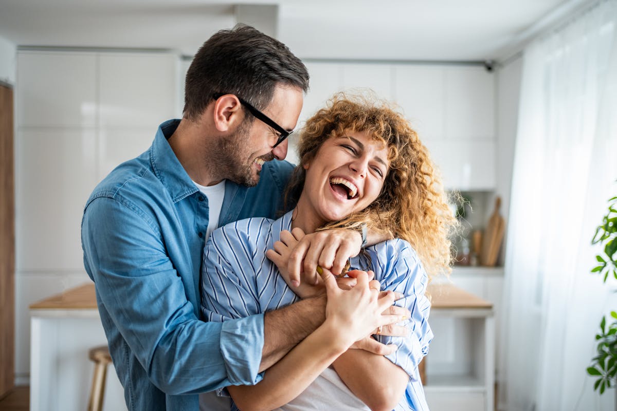 Voici 3 éléments De Langage Corporel Qui Montrent Quun Homme Est