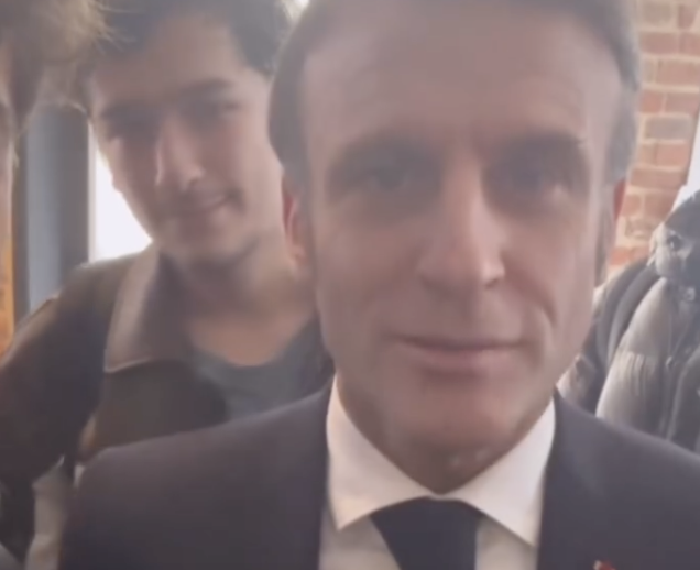 Emmanuel Macron signe un mot d’excuse pour des lycéens | Parents.fr