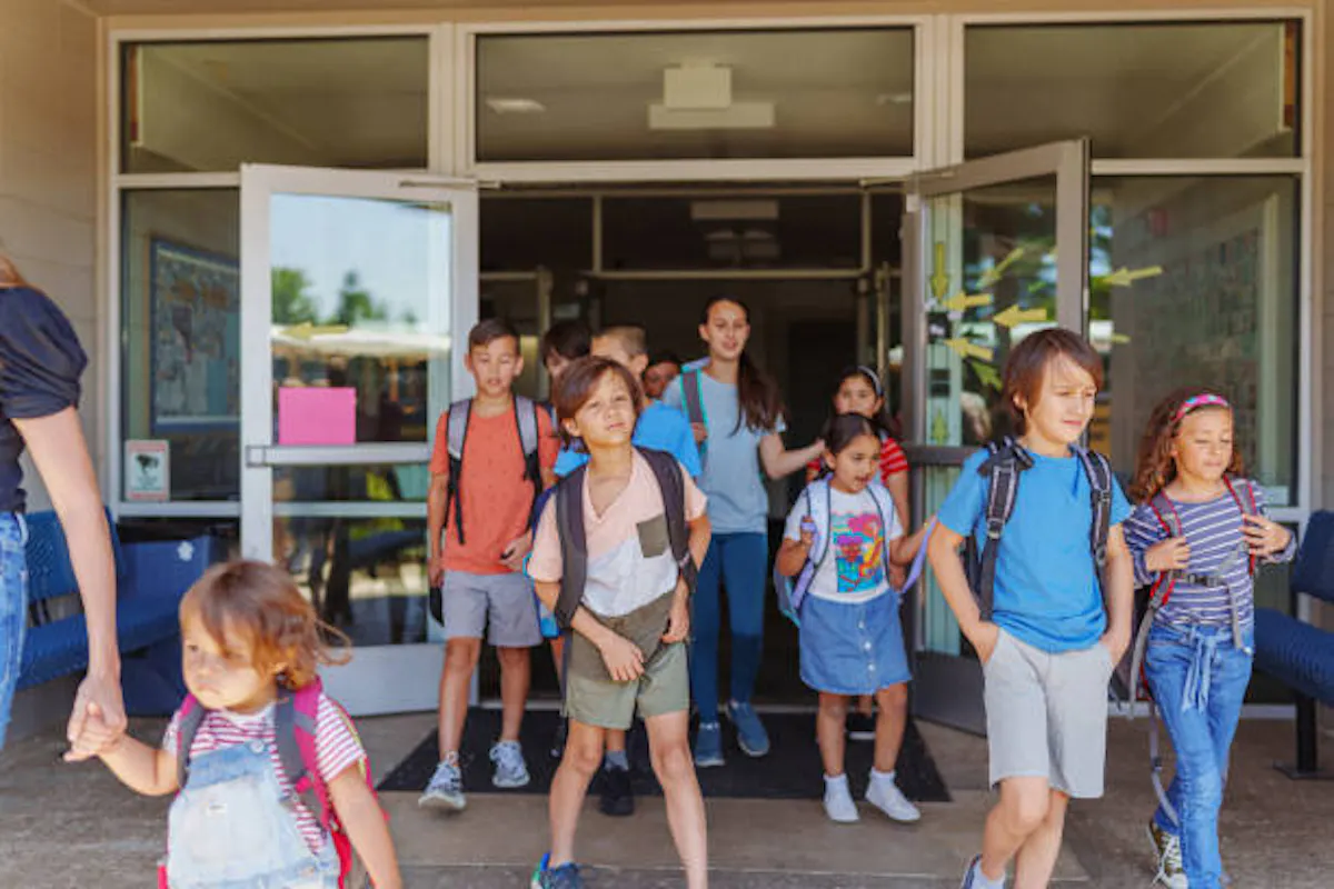 Voici pourquoi la sortie de classe de votre enfant est souvent plus ...