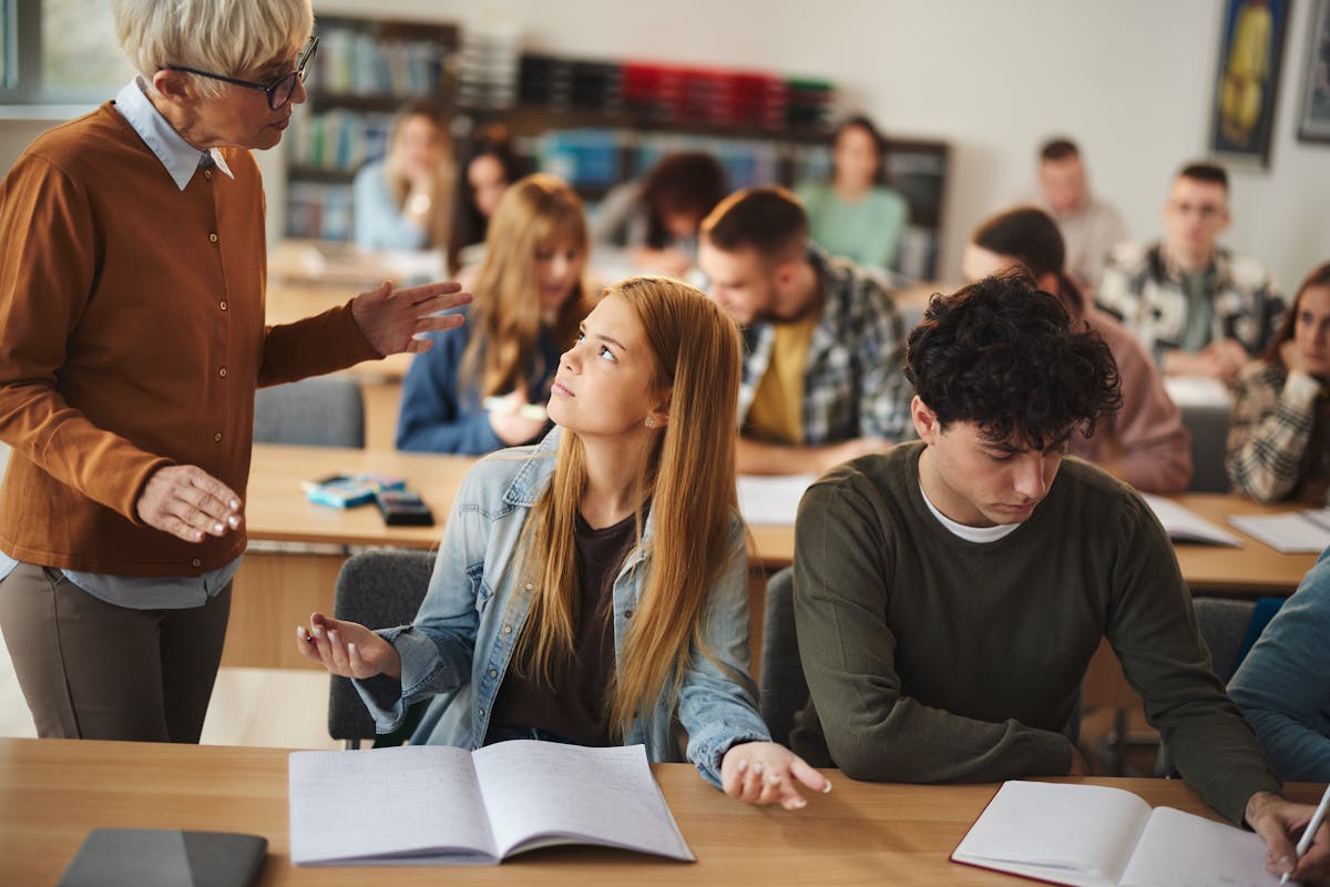 “Tu n’as qu’à te retenir” : la réponse choquante d’un prof à une élève ...