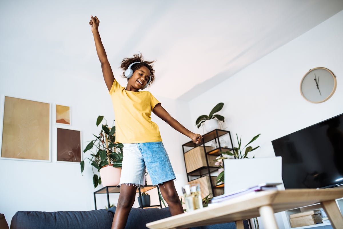 À partir de quel âge peut-on laisser son enfant seul à la maison ...
