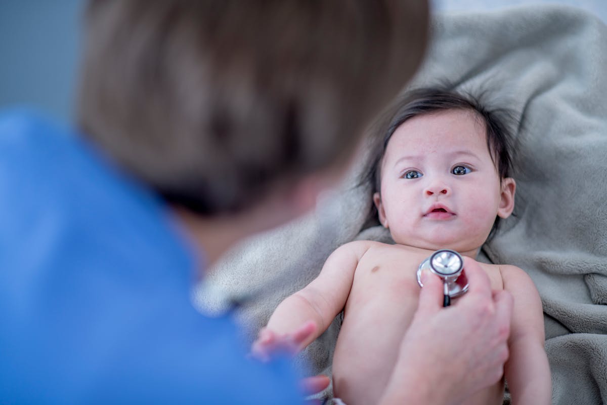 Hypotonie infantile : comment détecter et traiter la faiblesse ...