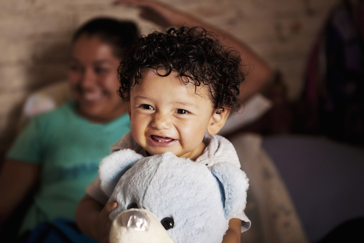 Prénoms mixtes : 27 idées rétro et épicènes qui font sensation | Parents.fr