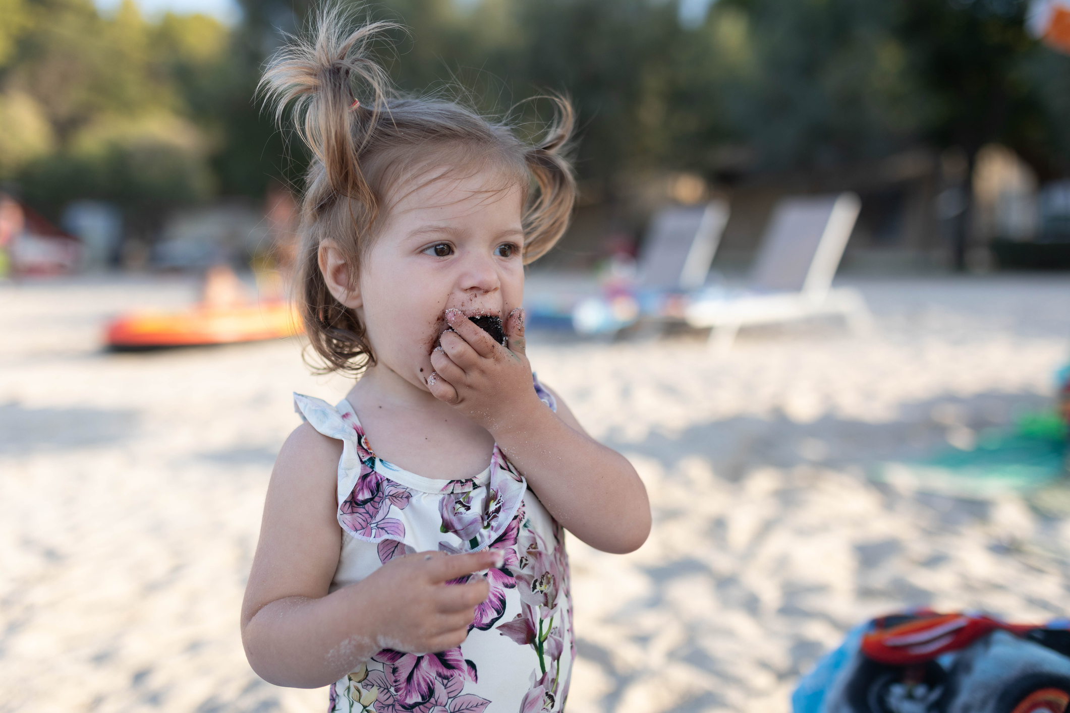 Bébé a mangé du sable : que faire si votre nourrisson avale de la terre ...