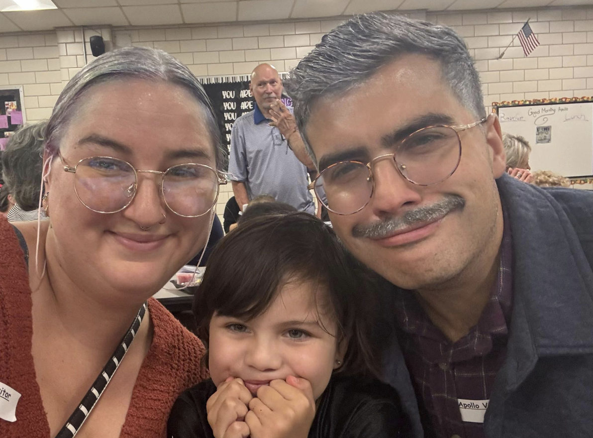 Ses grands-parents vivent loin... ses parents trouvent une idée géniale ...