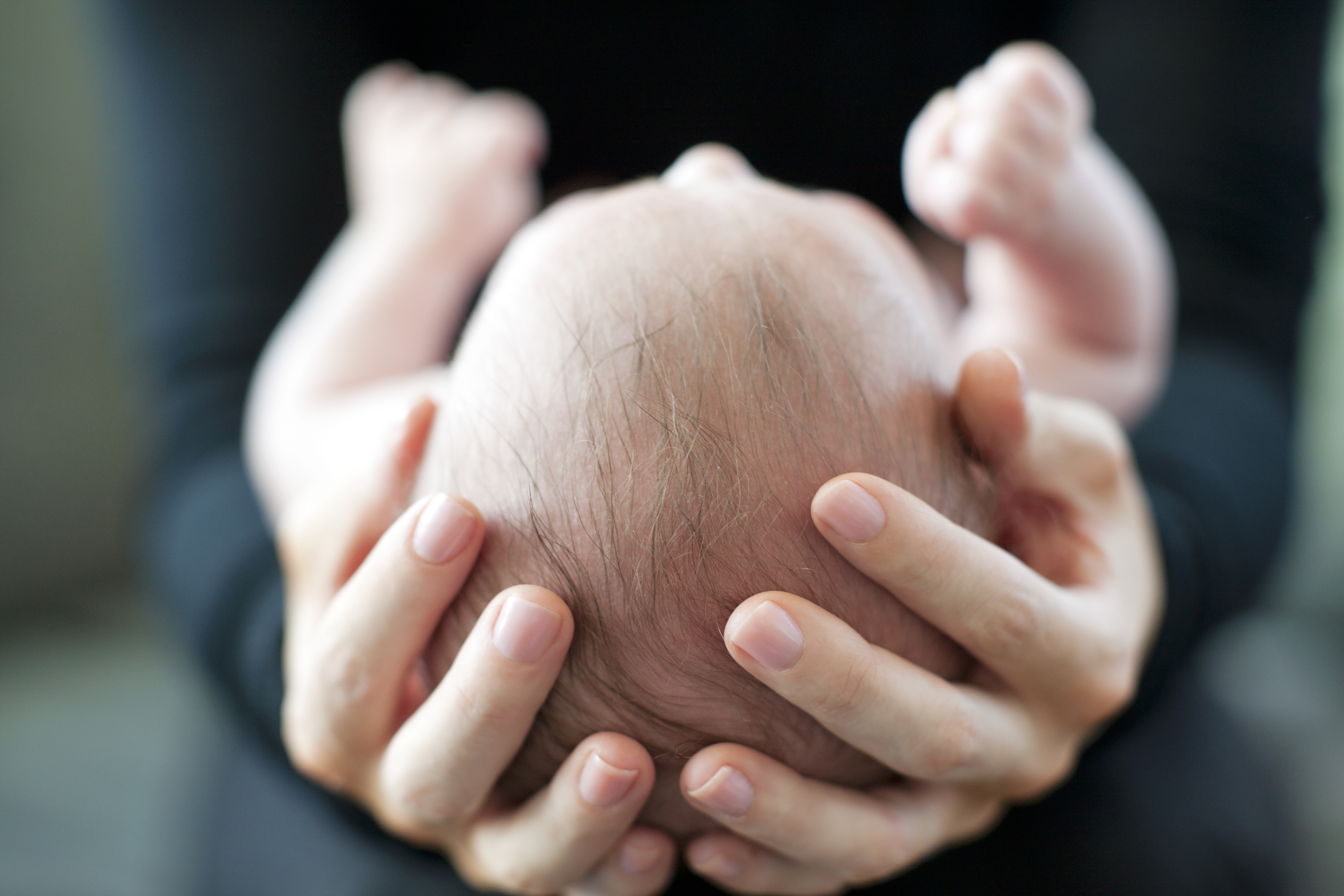 Fontanelle de bébé : à quel âge se referme-t-elle ? Les explications d ...