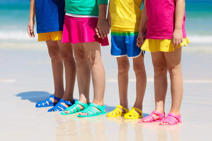 Quelles chaussures doit-on mettre à la plage pour son bébé ? | Parents.fr