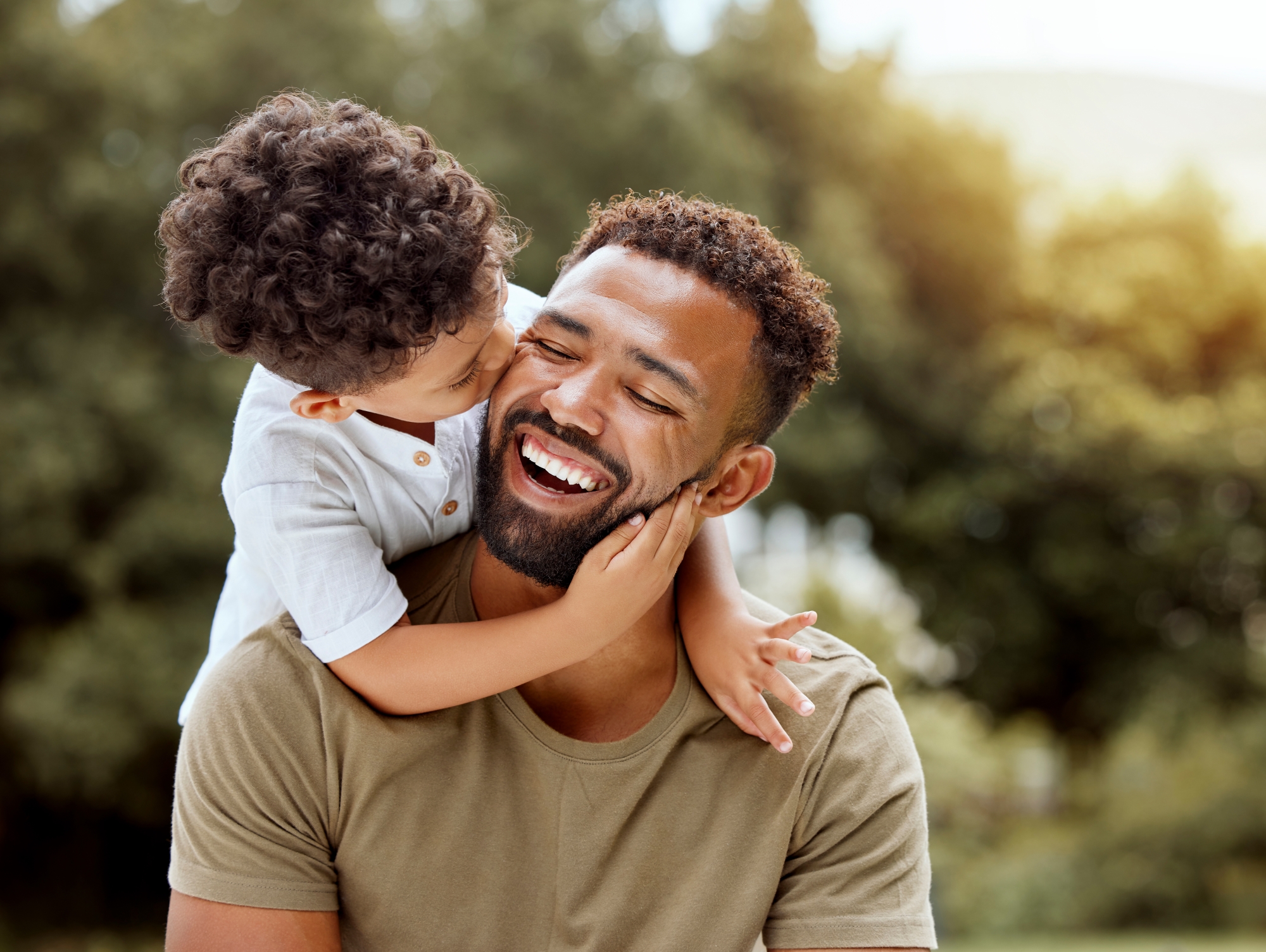Les parents d'enfants heureux font ces 3 choses sans même s'en rendre ...